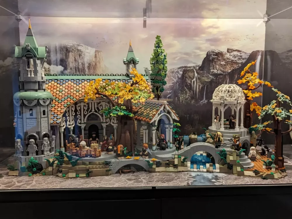 LEGO® Rivendell Display Case (10316)