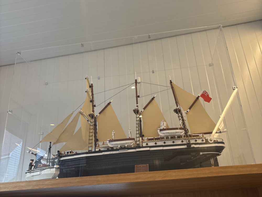 LEGO® The Endurance (10335) Display Case