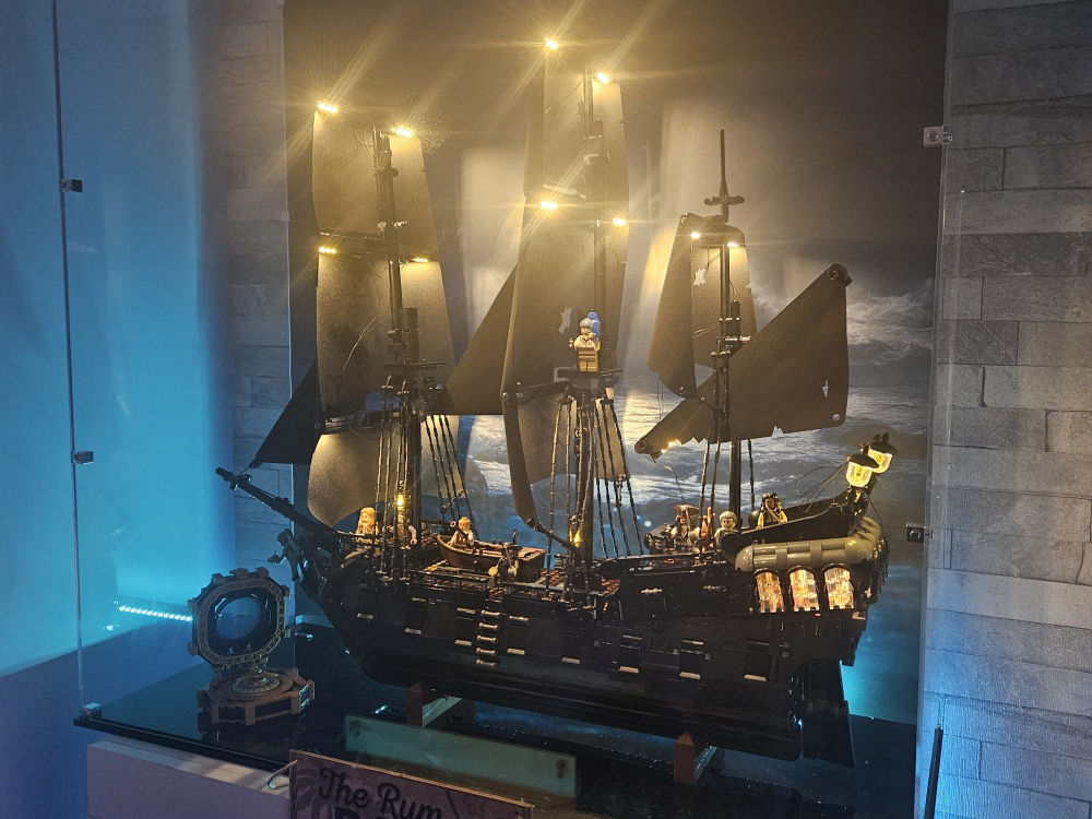 LEGO® Captain Jack Sparrow's Pirate Ship: The Black Pearl (10365 ...