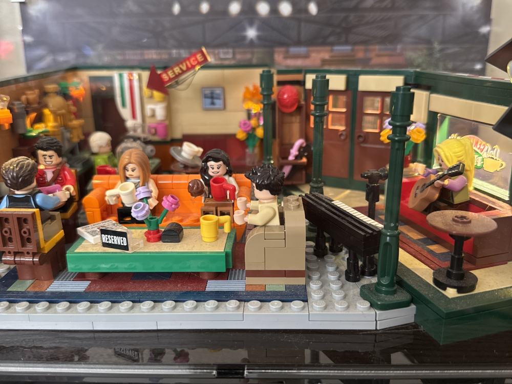 LEGO® Ideas Friends Central Perk Display Case (21319)