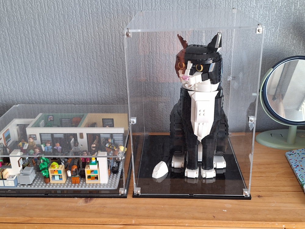 LEGO® Tuxedo Cat (21349) Display Case