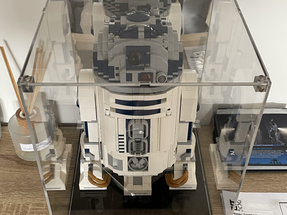 LEGO® UCS R2-D2 Display Case (75308)