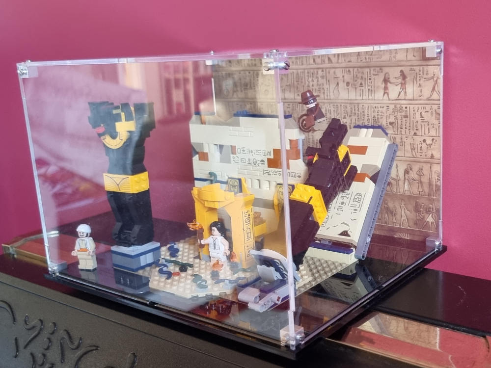 LEGO® Indiana Jones™ Escape from the Lost Tomb (77013) Display Case