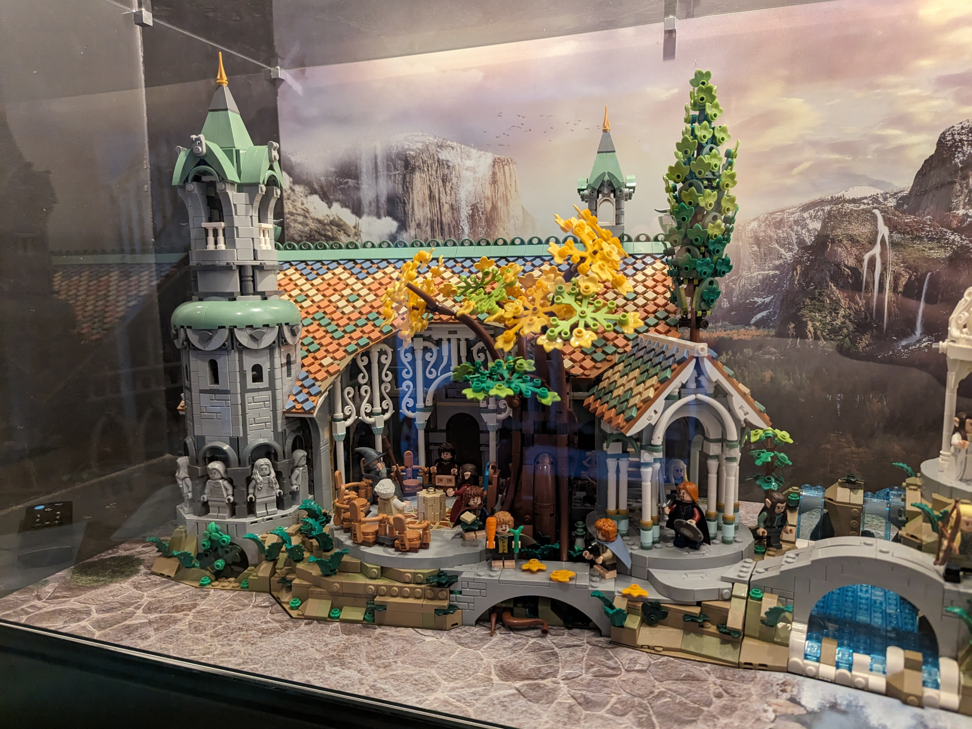 LEGO® Rivendell Display Case (10316)