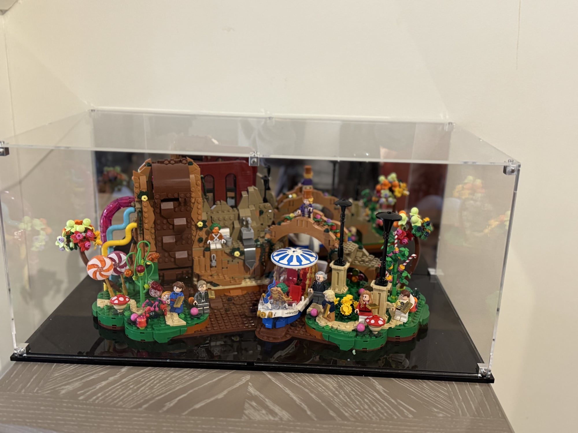LEGO® Willy Wonka & the Chocolate Factory (21360) Display Case