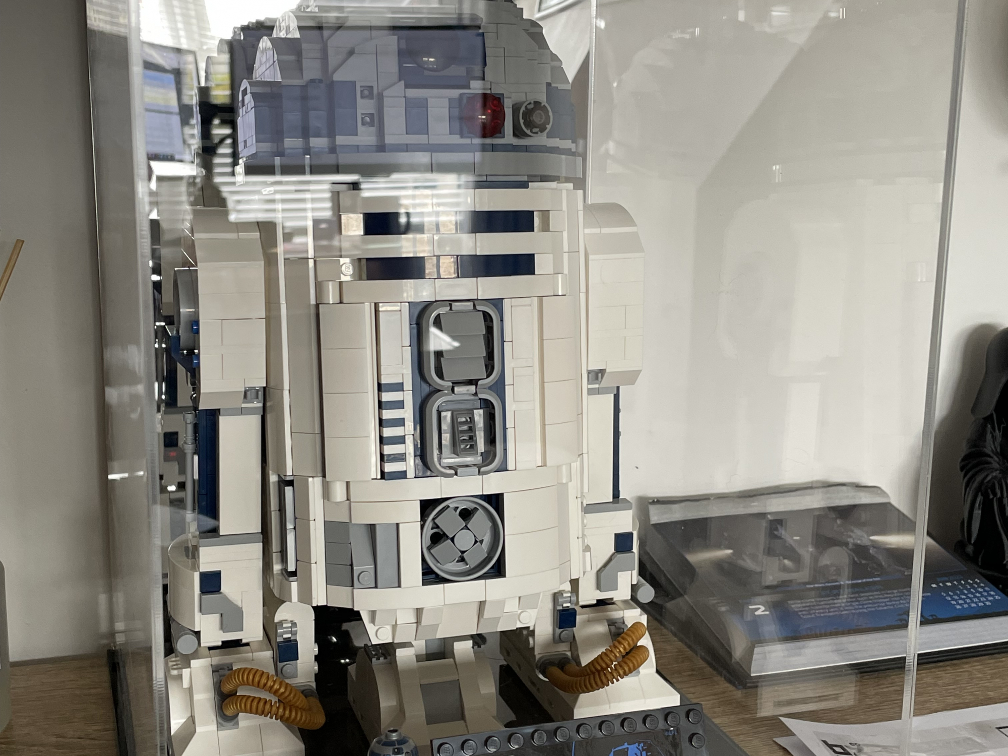LEGO® UCS R2-D2 Display Case (75308)